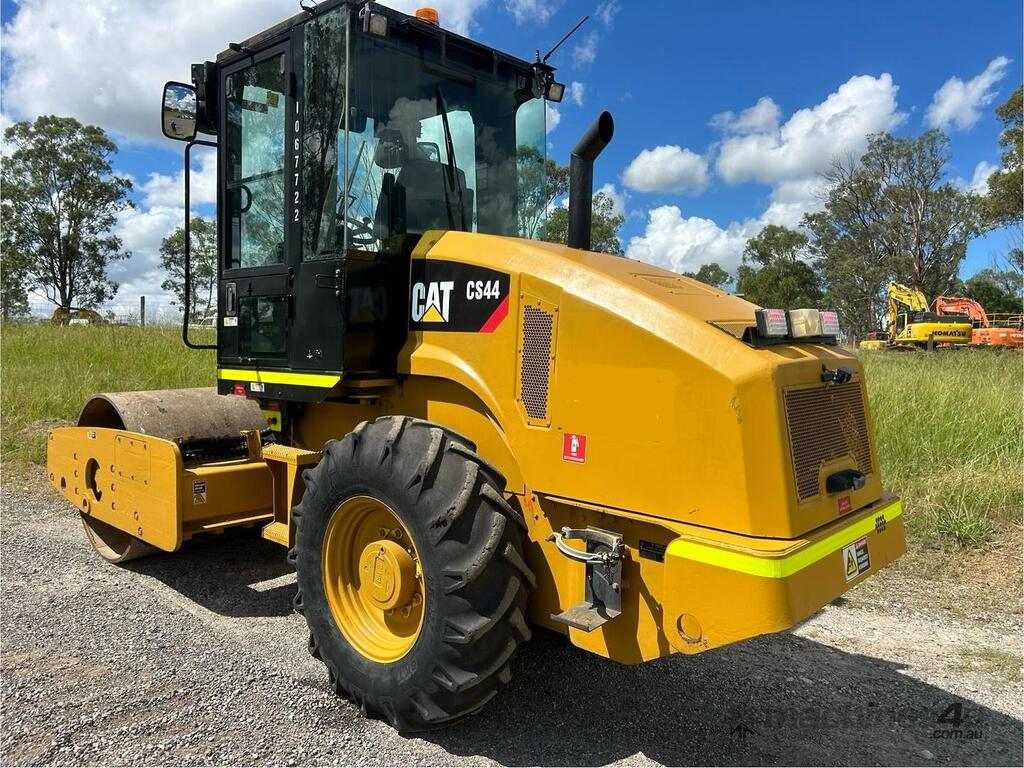 Used 2012 Caterpillar CS44 (1110600) - Listed on Machines4u