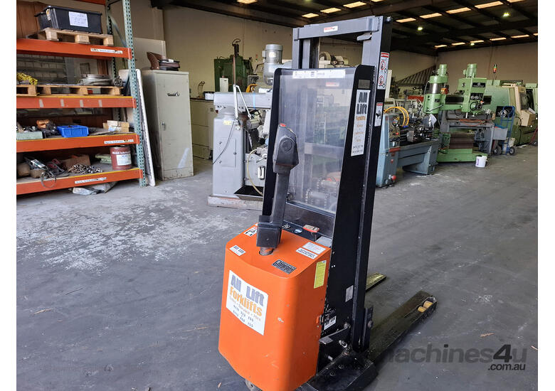 Used Crown Crown Walkie Stacker Electric Forklift Walkie Stackers ...