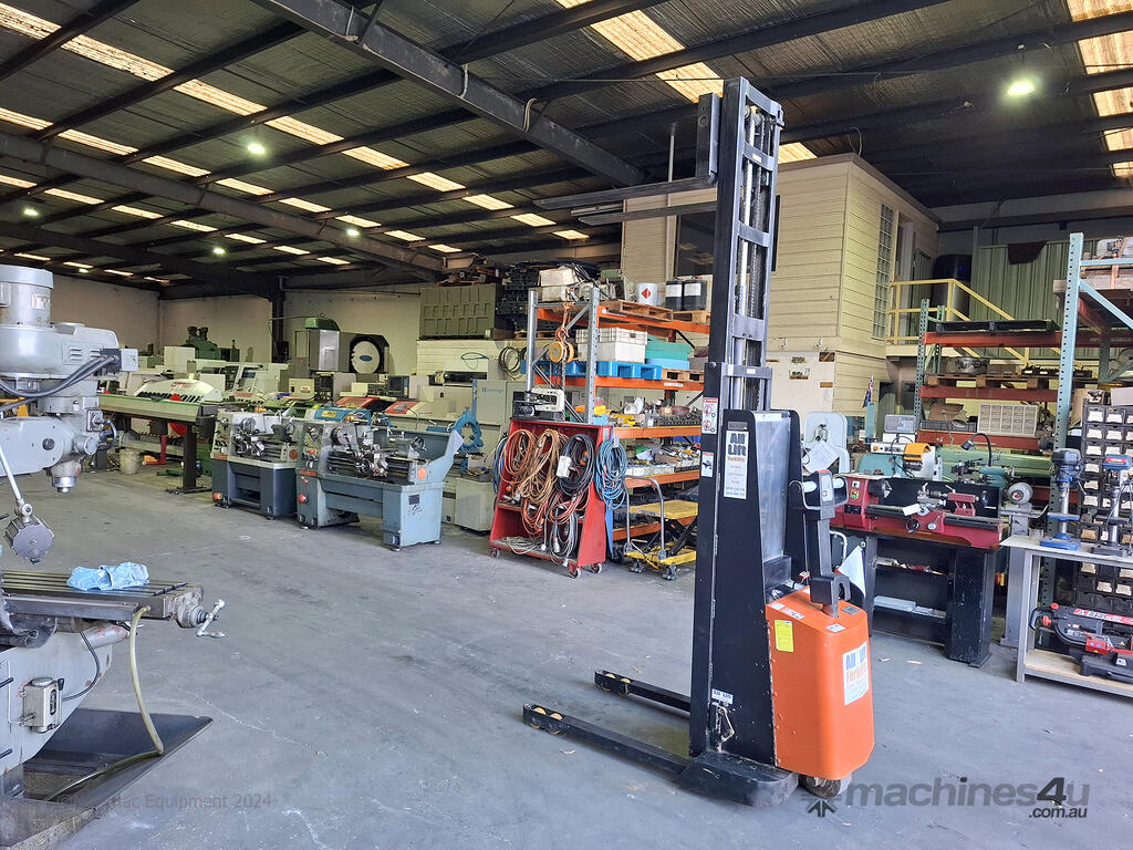 Used Crown WT 110 Walkie Stackers (1065912)