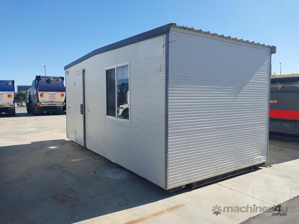 Used RED Ochre 6 X 3 M (1199613)