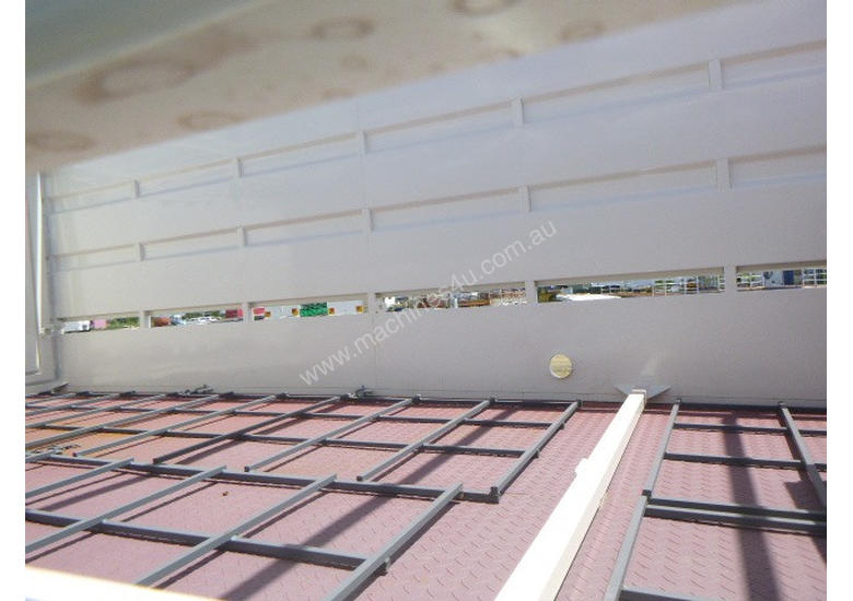 Used 2001 air ride STOCK CRATE Stock/Cattle crate in , - Listed on ...