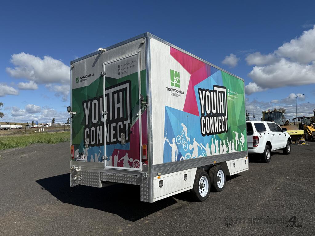 Buy Used swiftco 2013 Swiftco Mobile Stage Dual Axle Trailers (1112116)