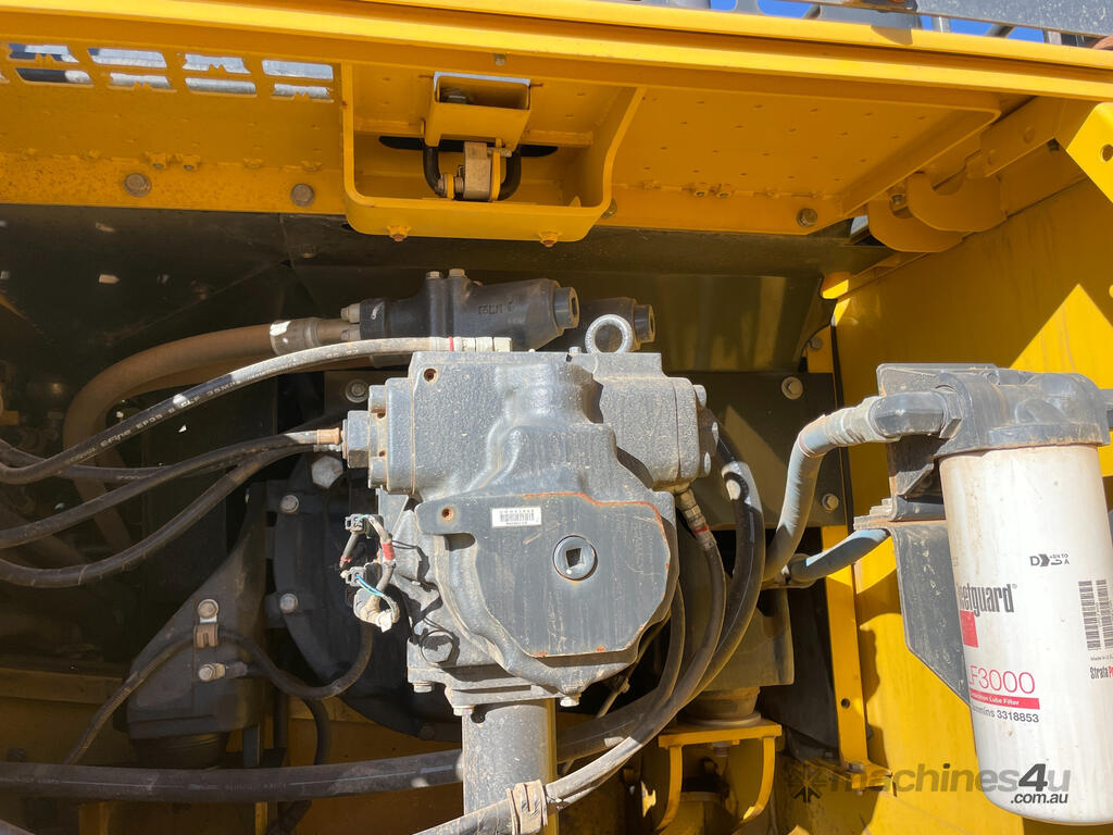 Used 2018 komatsu PC300 LC-8MO Excavator (880218)