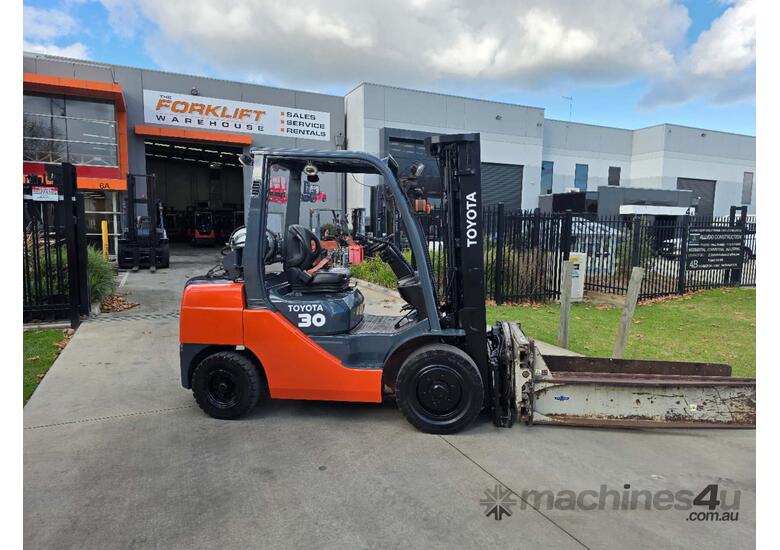 Used 2016 Toyota Toyota Forklift 3T Container Mast with Rotating Clamp ...