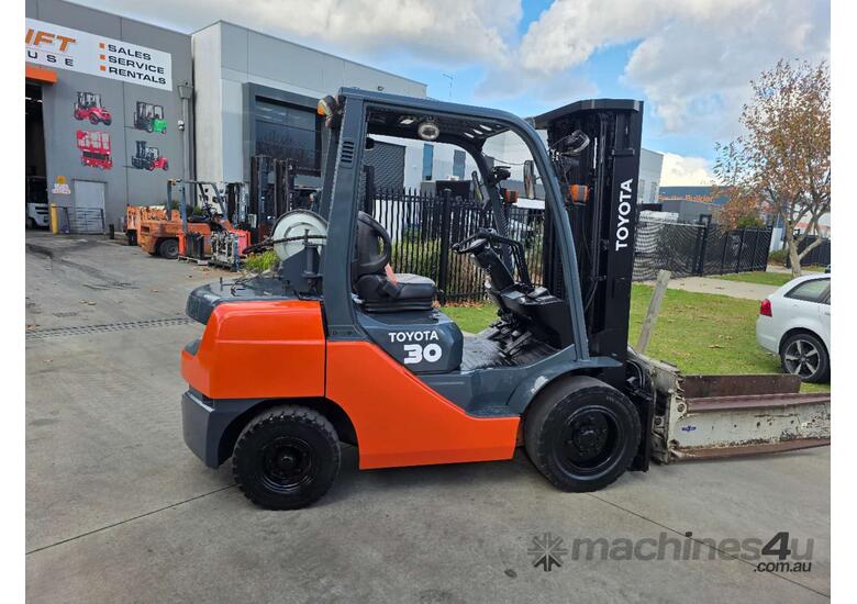 Used 2016 Toyota Toyota Forklift 3T Container Mast with Rotating Clamp ...