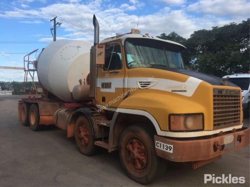 Buy Used Mack 2004 Mack CH Metro Liner Box Trailer in , - Listed on ...