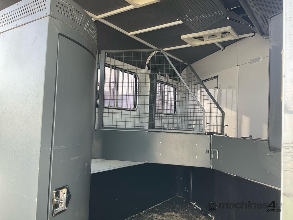 Buy Used 2023 pinnacle 2023 Pinnacle 2HAL Dual Axle Horse Float ...