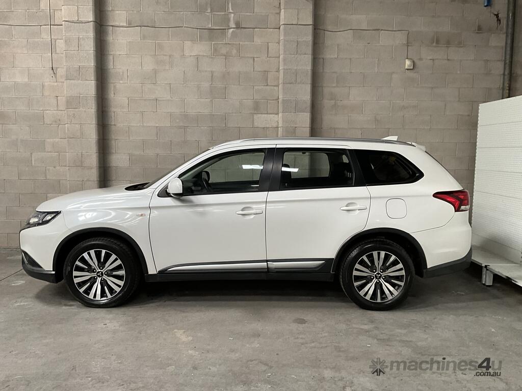Buy Used 2019 Mitsubishi 2019 Mitsubishi Outlander ES Petrol SUV in ...