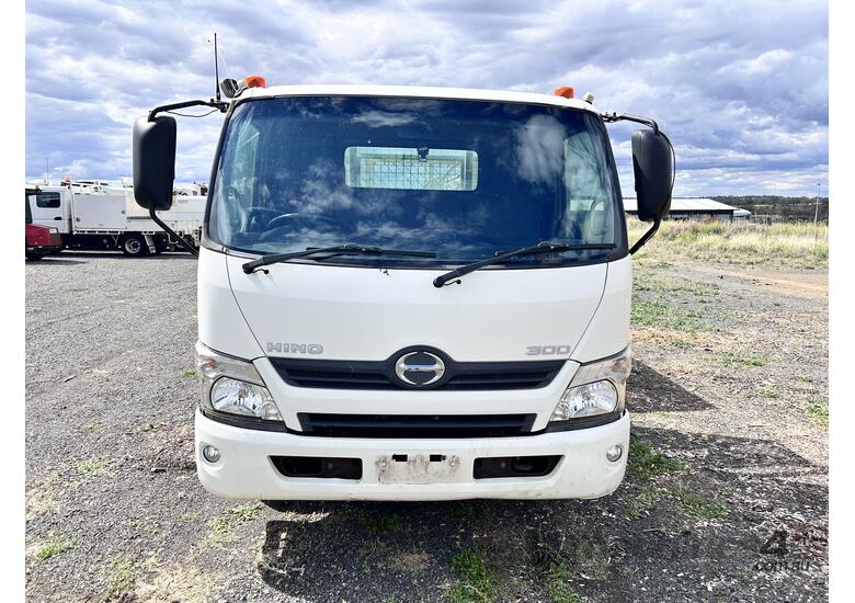 Buy Used 2015 Hino 2015 Hino 300 2 C Cab Wide 2 4x2 Service Truck Trucks (1035027) - Listed on ...
