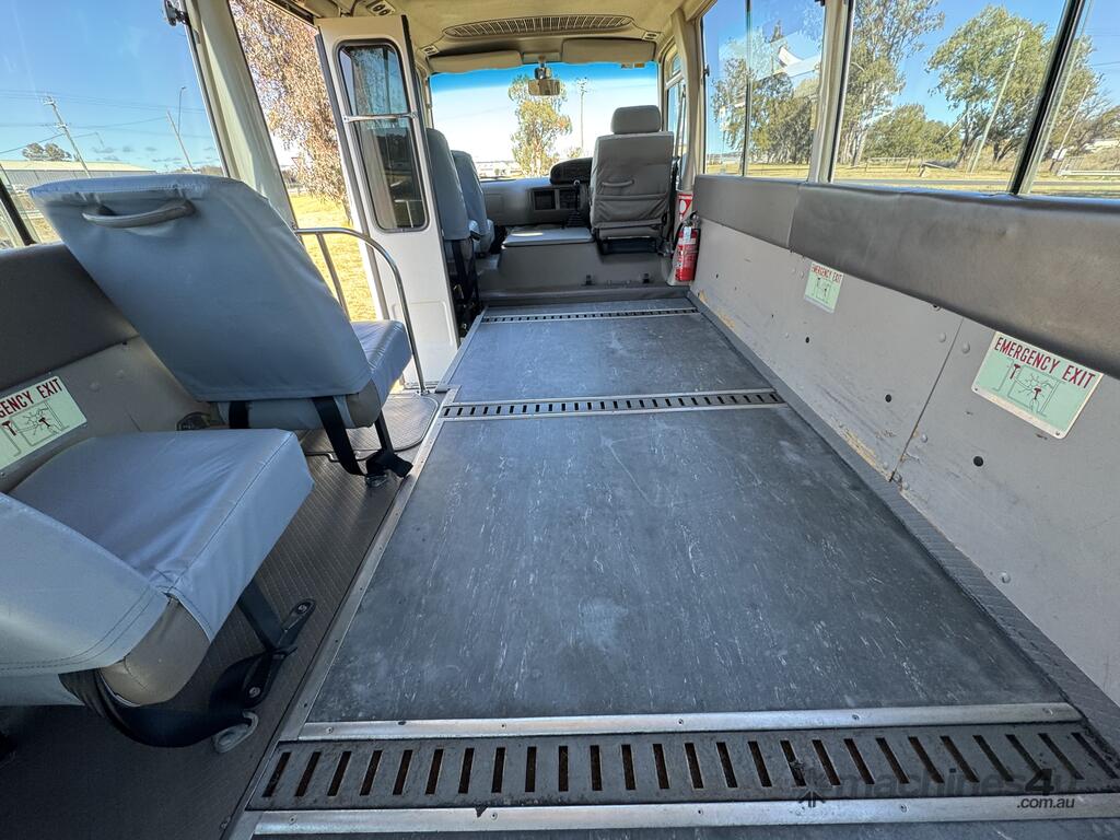 Buy Used 2000 Toyota COASTER Mini bus (1078130)