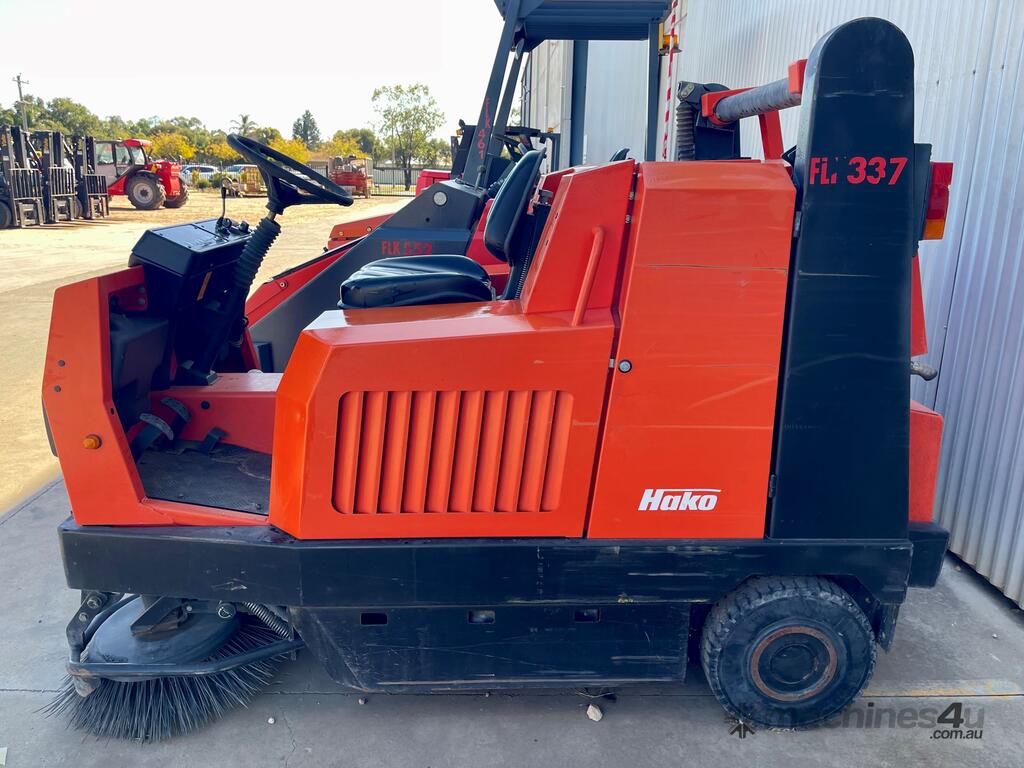 Used hako 1450d Ride On Sweeper (911130)