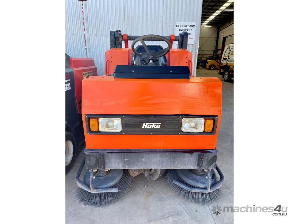 Used hako 1450d Ride On Sweeper (911130)