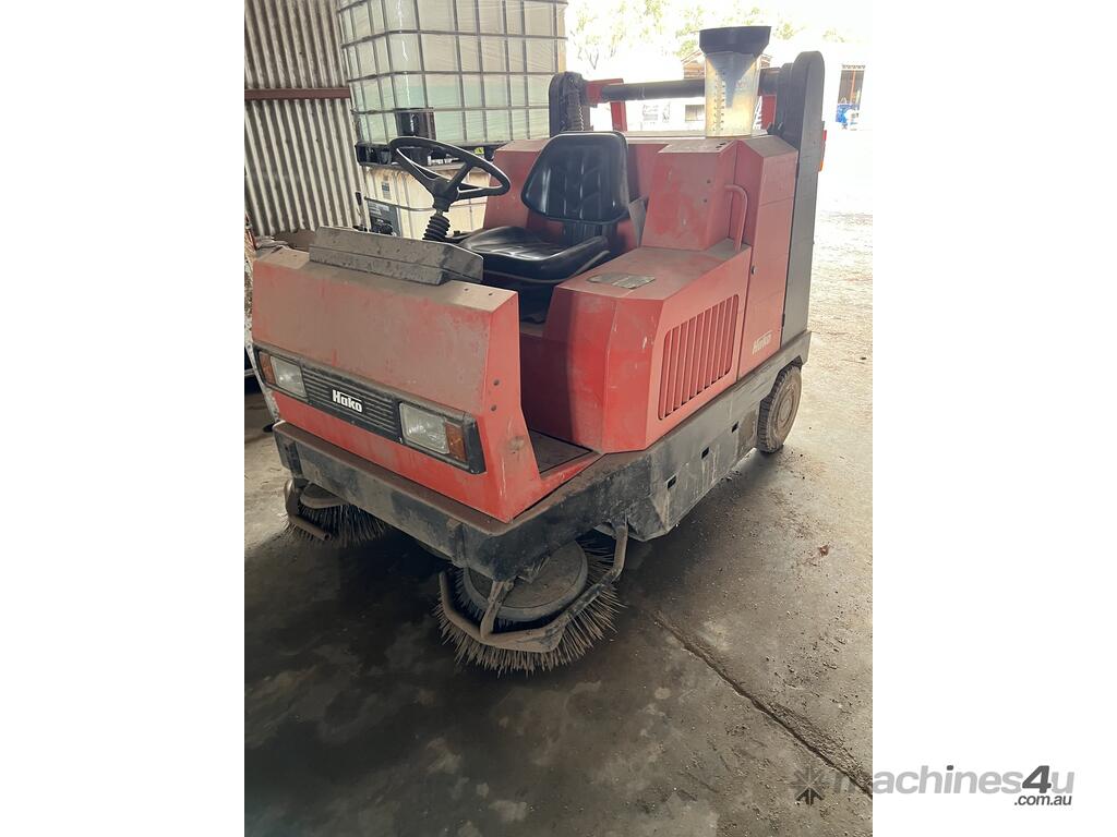 Used hako 1450d Ride On Sweeper (911130)