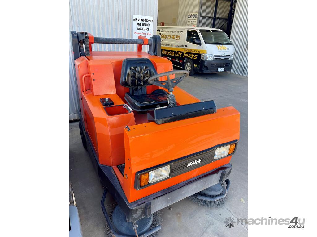 Used hako 1450d Ride On Sweeper (911130)
