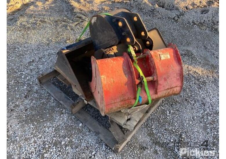Used Pallet Of Assorted Mini Loader Mini Excavator Buckets 1050mm Mud ...