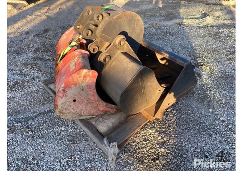 Used Pallet Of Assorted Mini Loader Mini Excavator Buckets 1050mm Mud ...