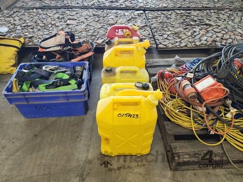 Used Jerry Cans x 6 in , - Listed on Machines4u