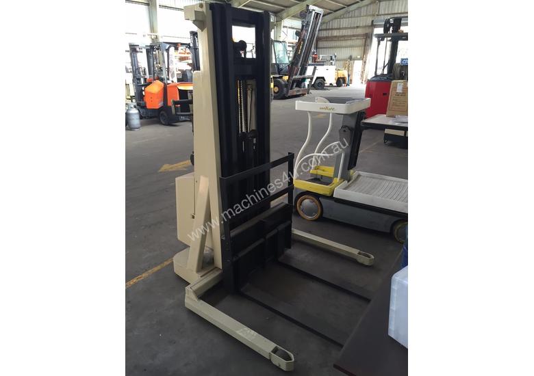 Used Crown 20MTT154A Walkie Stackers in , - Listed on Machines4u