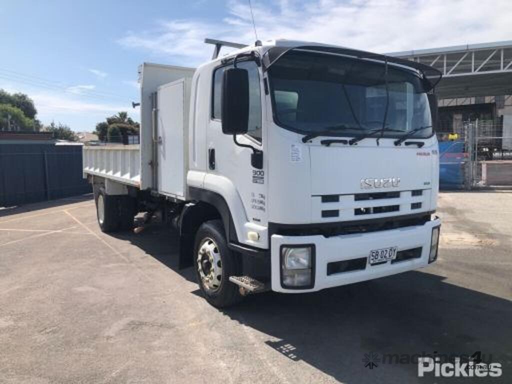 Buy Used Isuzu 2010 Isuzu FTR900 LWB Pantech Truck in , - Listed on ...
