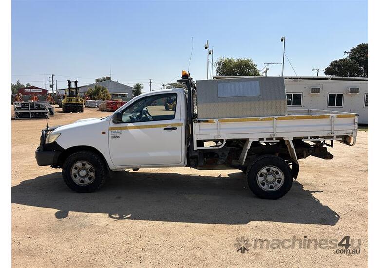 Buy Used 2011 Toyota 2011 TOYOTA HILUX WORKMATE UTE Utes in , - Listed ...