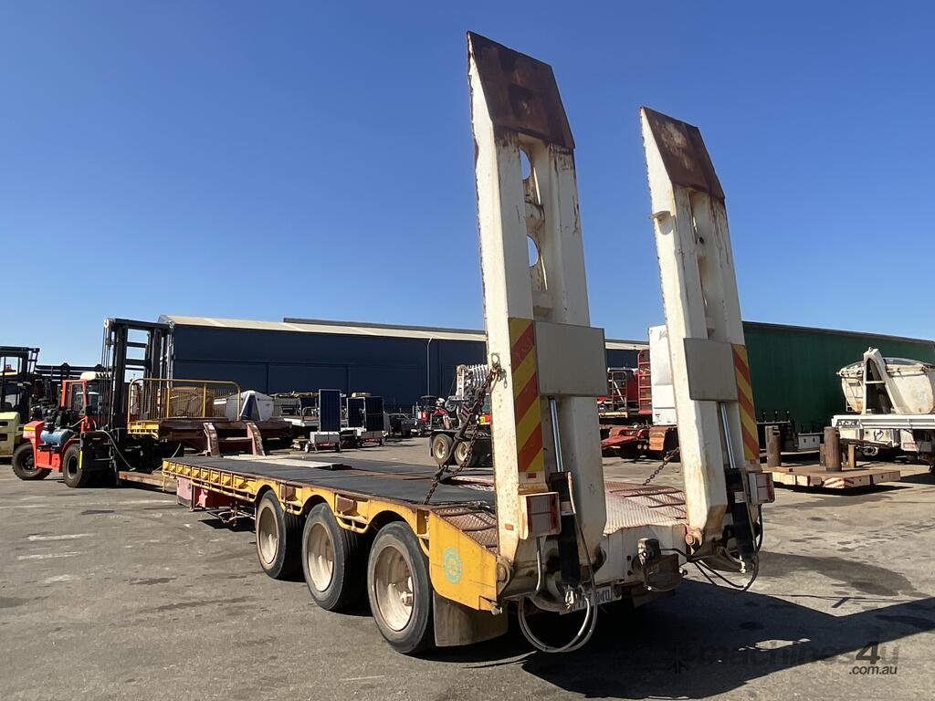 Buy Used 2005 roadwest 2005 Road West Tri-Axle Low loader with Ramps ...