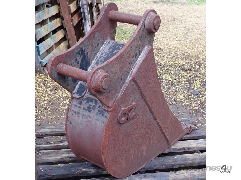 Used Oz Buckets Barely Used 4-10 ton 45mm pin 300mm OZ Buckets ...