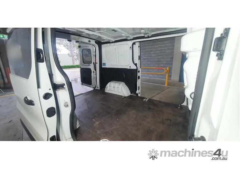 Buy Used 2021 renault 2021 Renault Trafic Van - Multiple Door Cruise ...