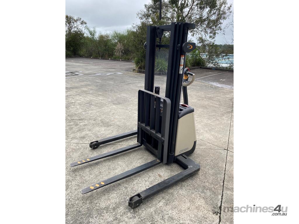 Used 2015 Crown ST3020TT3900 Walkie Stackers (1112849)