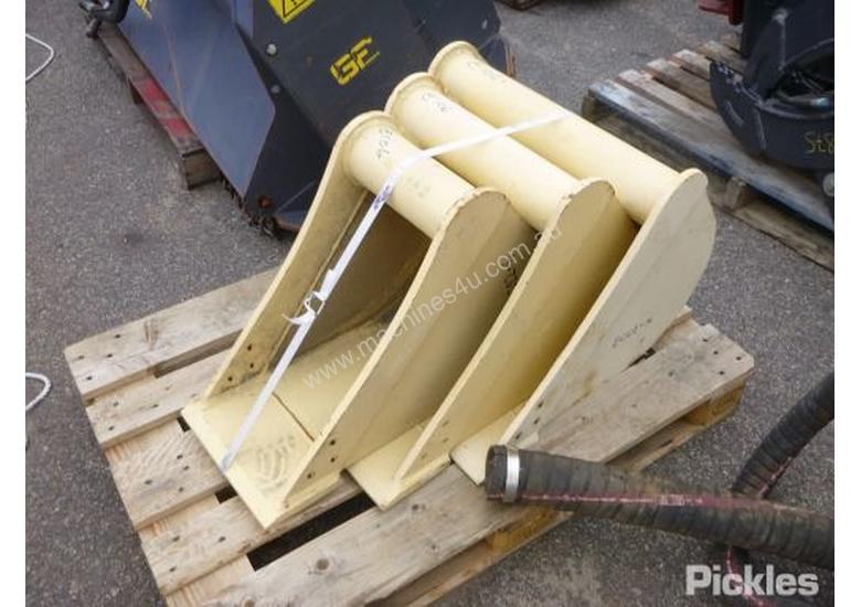 Used Pallet Containing 3 Buckets Excavator Bucket in , - Listed on ...