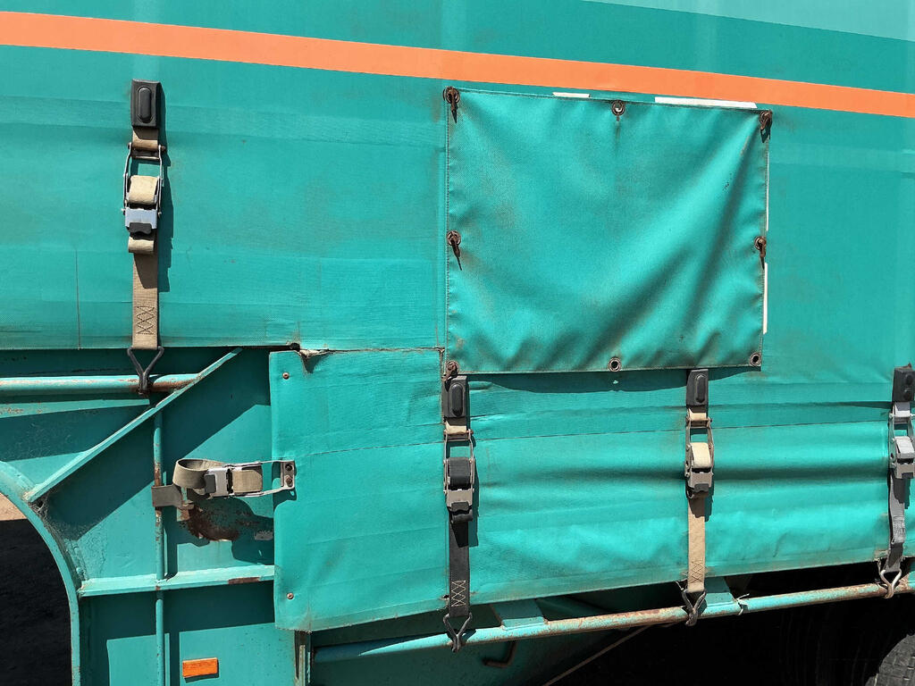 Buy Used 2006 gte 32 Sleeper Cab Trucks (1197351)