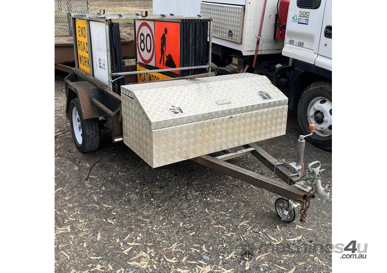 Buy Used 2015 victoria 2015 Victoria Box 6x4 Trailer with Safety Signs ...