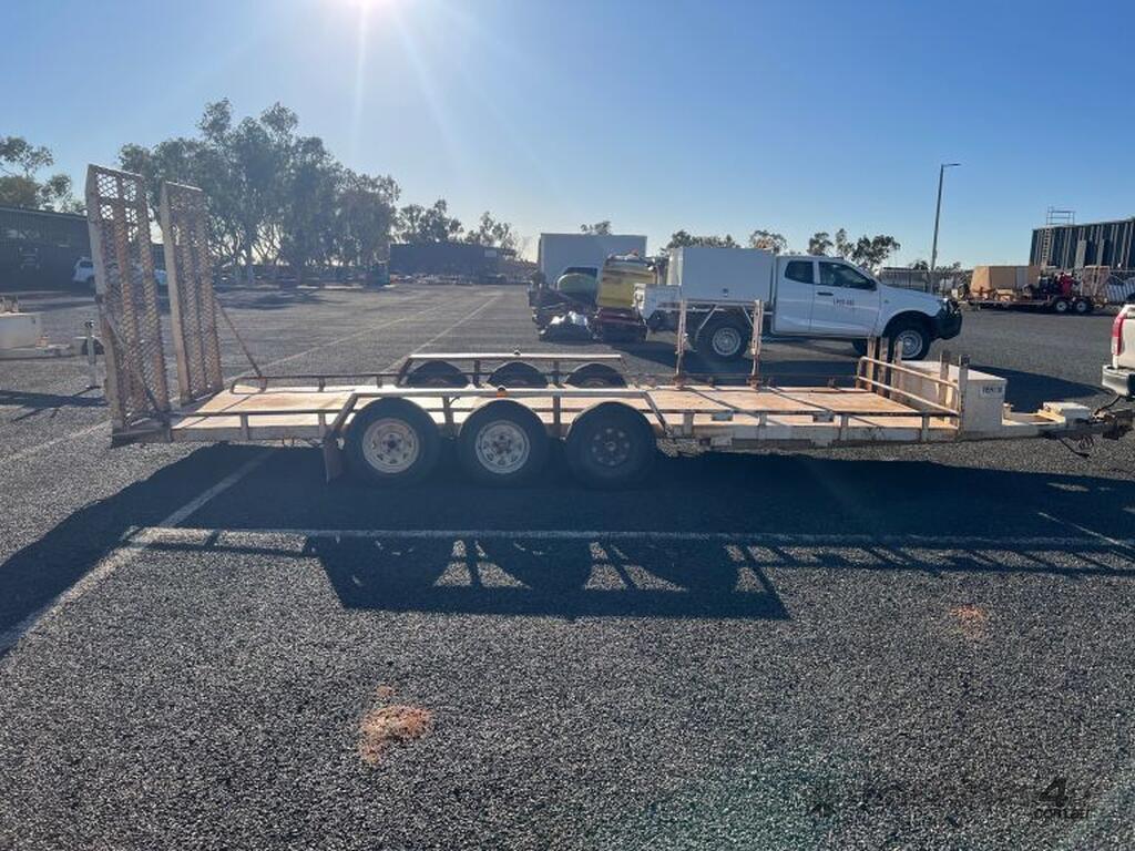 Buy Used 2012 Dean Trailers 18 Crawler Dozer in , - Listed on Machines4u