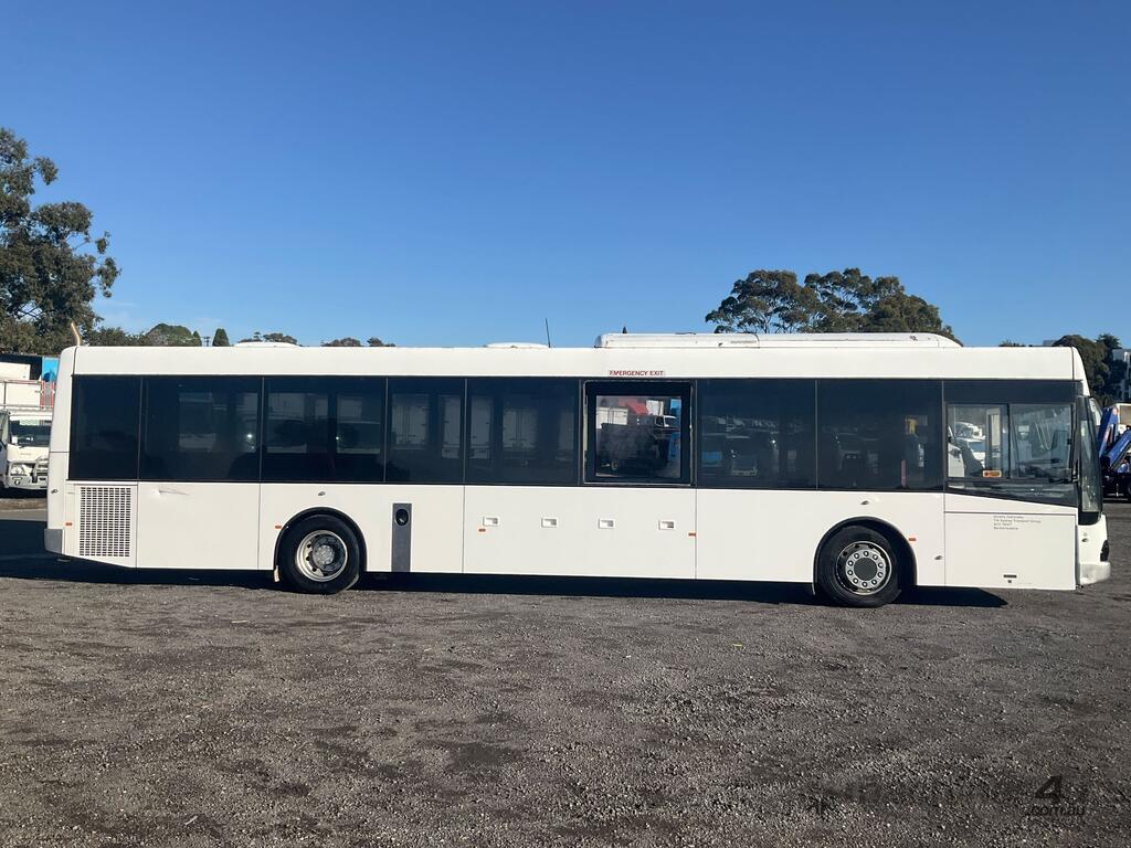 Buy Used 2002 Custom Coaches 2002 Custom Coaches Road Cruiser Bus ...