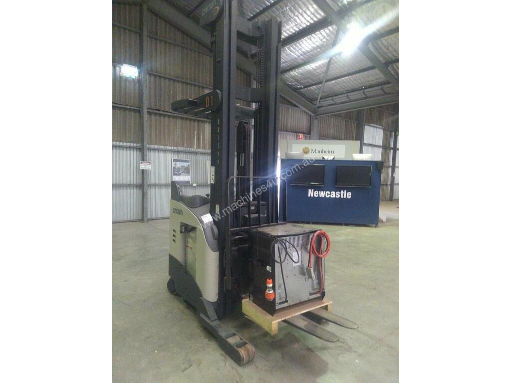 Used Crown RR5200 Pantograph Forklift in , - Listed on Machines4u