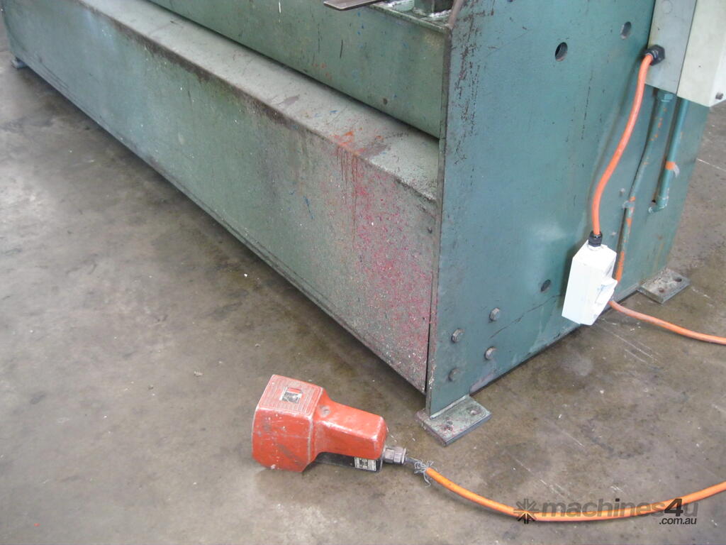 Used hyclass 2450 X 2 Hydraulic Guillotine (1028172)