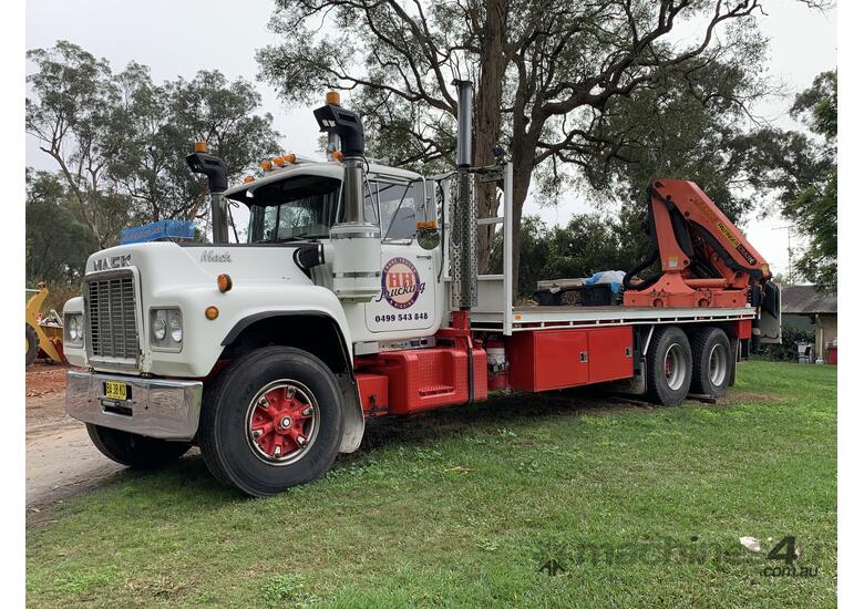 Buy Used 1976 Mack 1976 Mack R686 Flatbed Crane Truck Trucks (1113473 ...