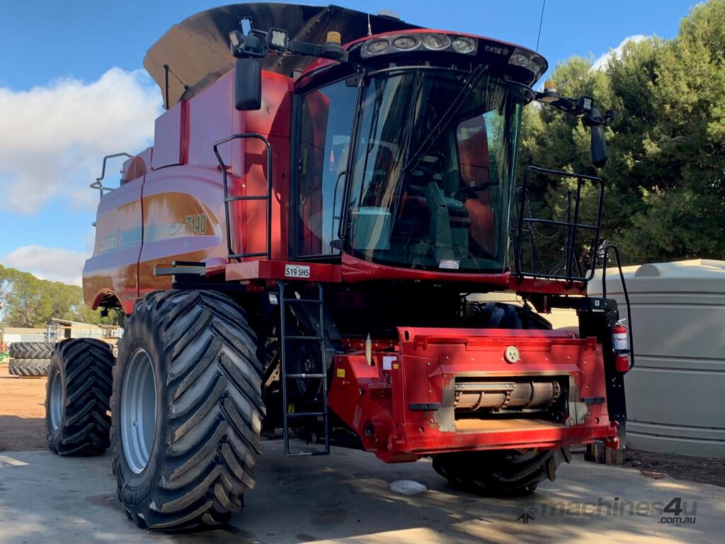 Used 2018 Case IH 7140 Combine Harvester (934180)