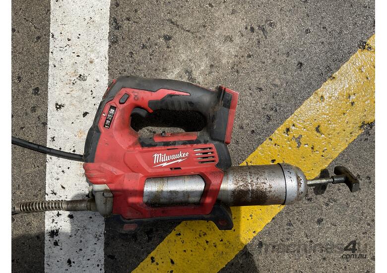 Used milwaukee 2x Milwaukee M18 GG Grease Gun Tool Boxes in , - Listed on Machines4u