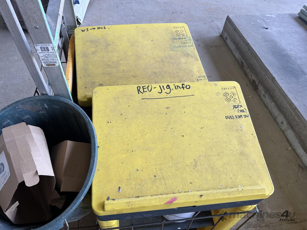 Used Crate of Miscellaneous Items Unreserved Ladders in , - Listed on ...