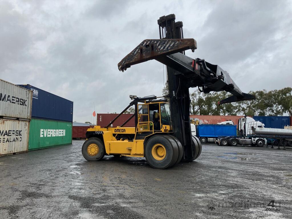 Used omega 40C Reach Stacker (871182)