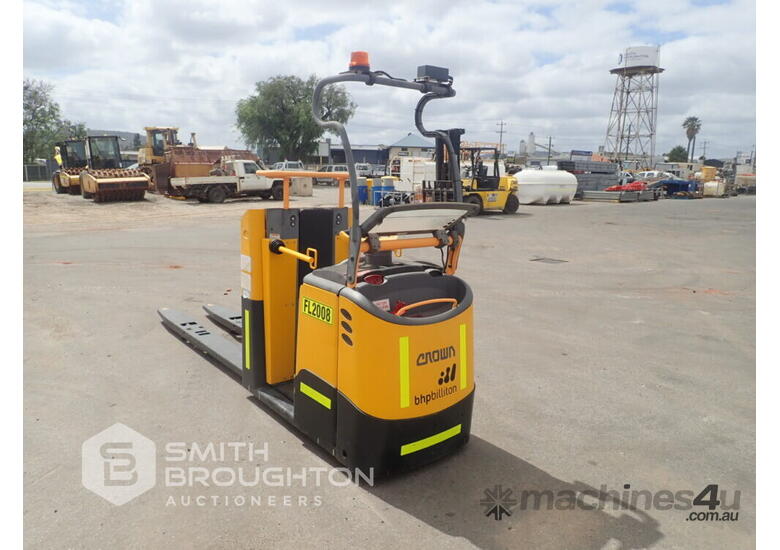 Used 2016 CROWN GPC3060PL LOW LEVEL ORDER PICKER Stock Pickers in ...