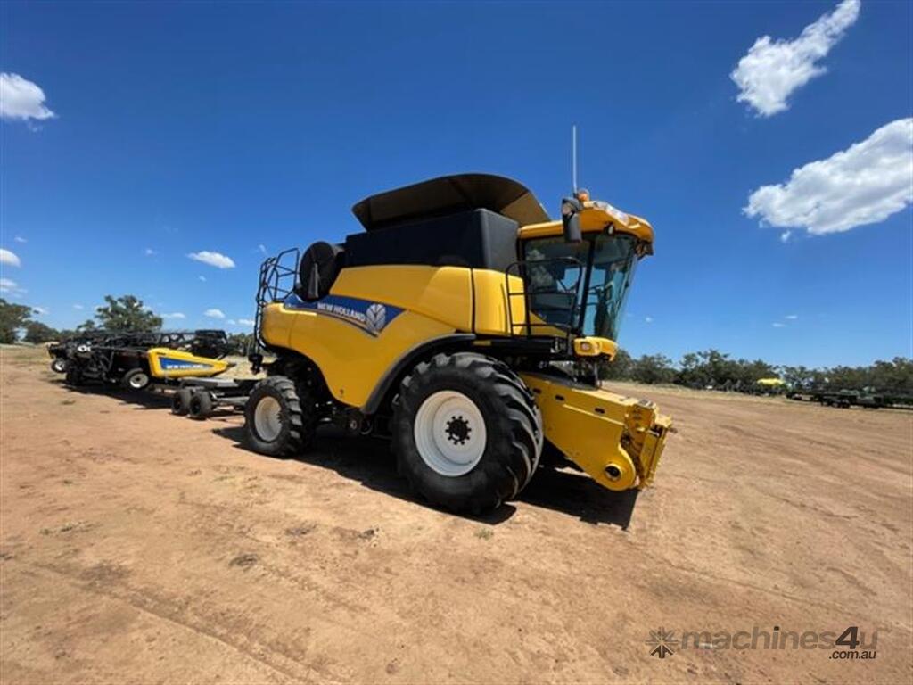 Used 2012 New Holland 2012 New Holland CR8090 w 2013 Macdon 40 Front ...