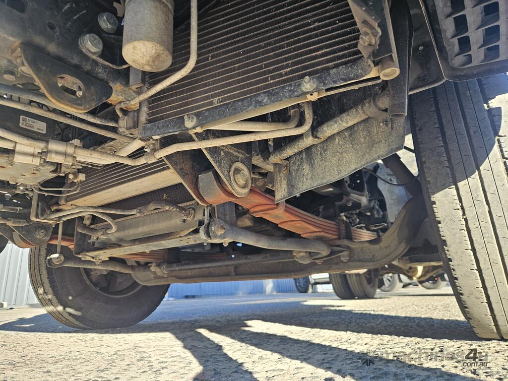 Buy Used Mitsubishi 2018 Mitsubishi Canter 615 4x2 Pantech w Tailgate ...