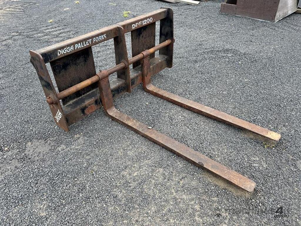 Used DIGGA PALLET FORK ATTACHMENT DIGGA PALLET FORK ATTACHMENT (1077386 ...