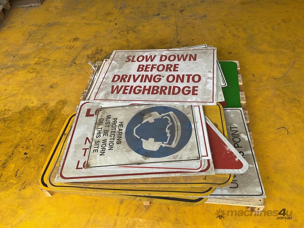 Used Pallet Skid Assorted Signage in Welshpool, WA