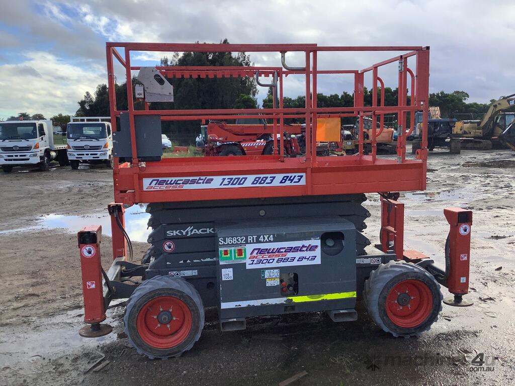 Used 2018 skyjack SJ6832RT Scissor Lift (1104709)