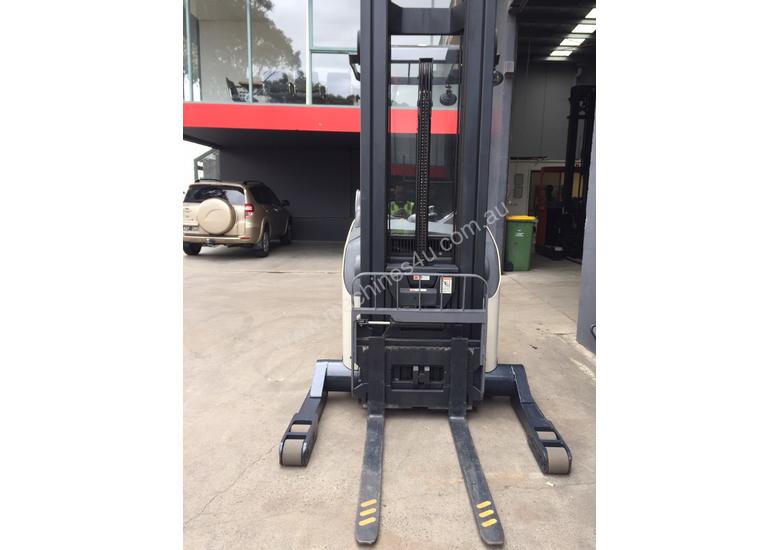 Used 2012 Crown RR5200 Reach Trucks in , - Listed on Machines4u