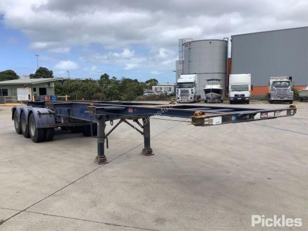 Buy Used barker HEAVY DUTY TRIAXLE Tipper Trucks in , - Listed on ...