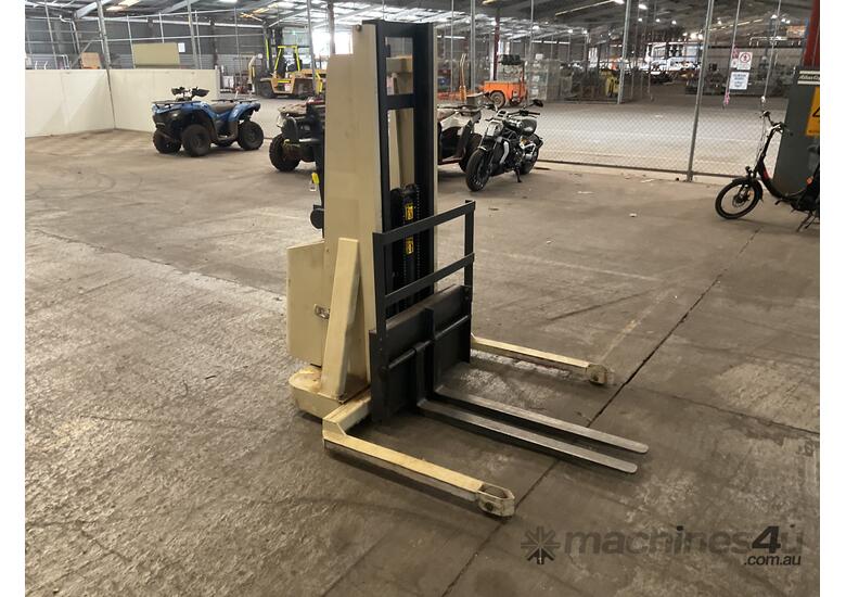 Used Crown Crown 20MT90 Walk Behind Straddle Stacker (1096898) - Listed ...
