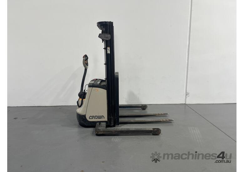 Used Crown Crown ST Electric Walkie Stacker Walkie Stackers (1128699 ...